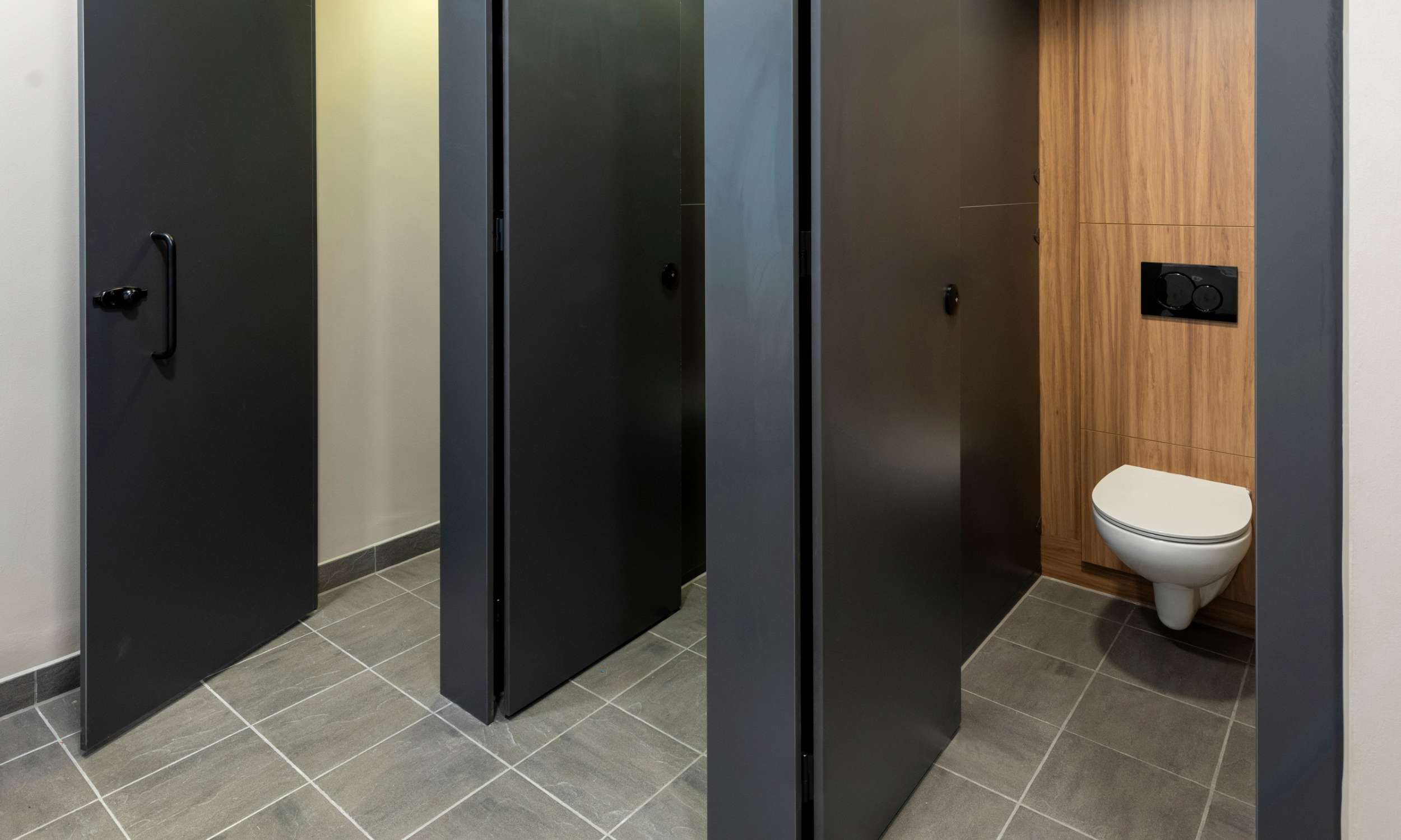 Flush-fronted washroom refurbishment at 1 New York Street, Manchester ...
