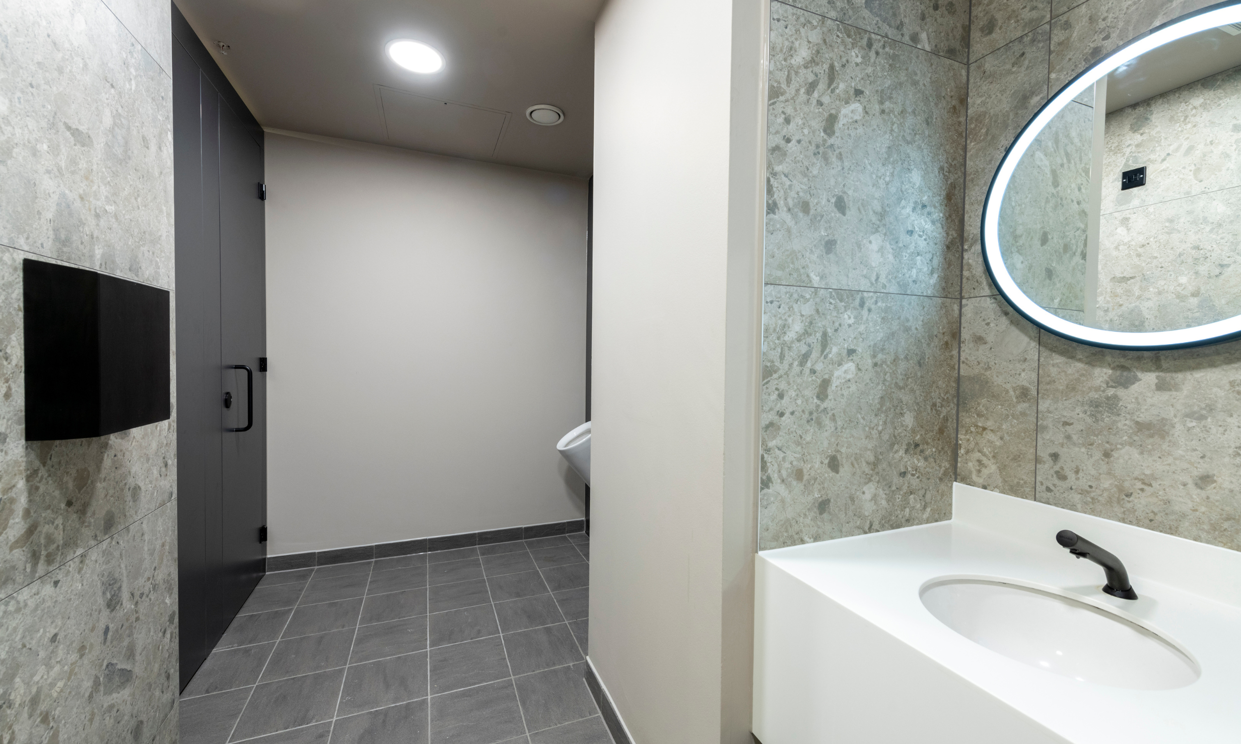 Flush-fronted washroom refurbishment at 1 New York Street, Manchester ...