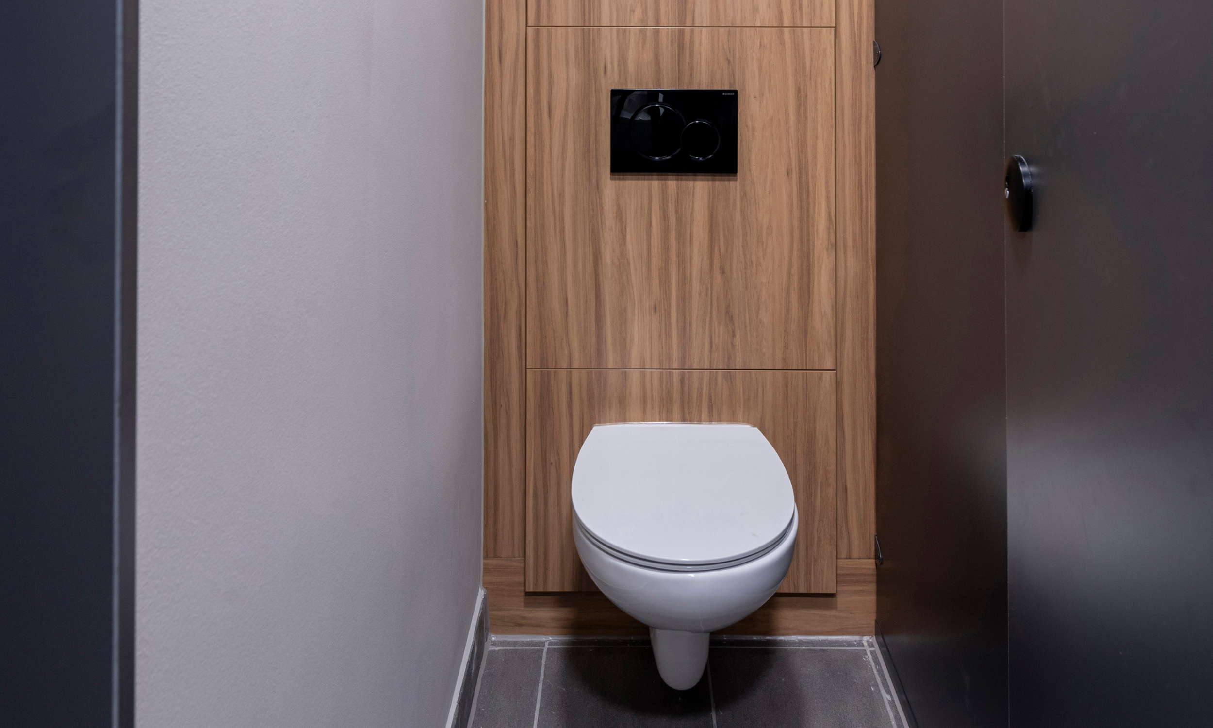 Flush-fronted washroom refurbishment at 1 New York Street, Manchester ...